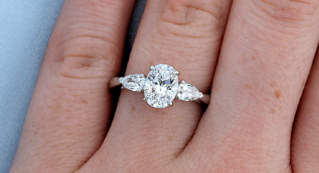 Oval vs Round Diamond: Which One to Choose?