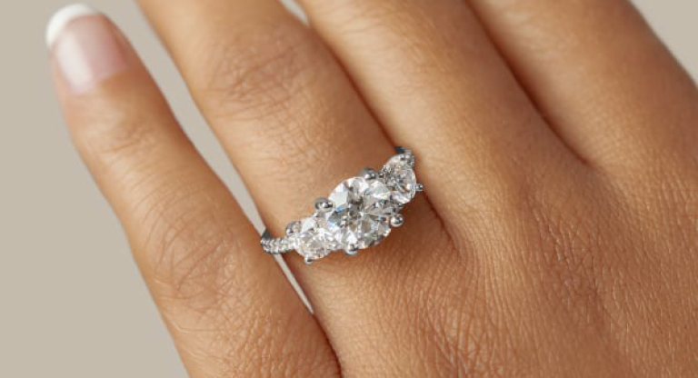 Oval vs Round Diamond: Which One to Choose? – Loose Grown Diamond