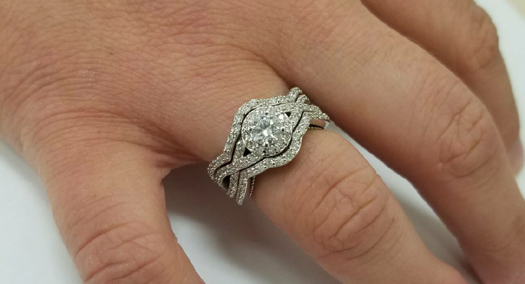 Oval vs Round Diamond: Which One to Choose? – Loose Grown Diamond